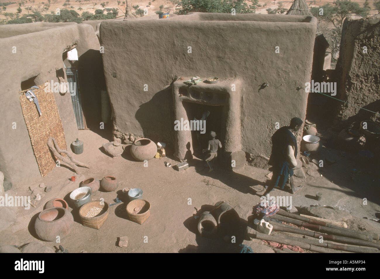 A traditional mud hut in Mali Stock Photo - Alamy