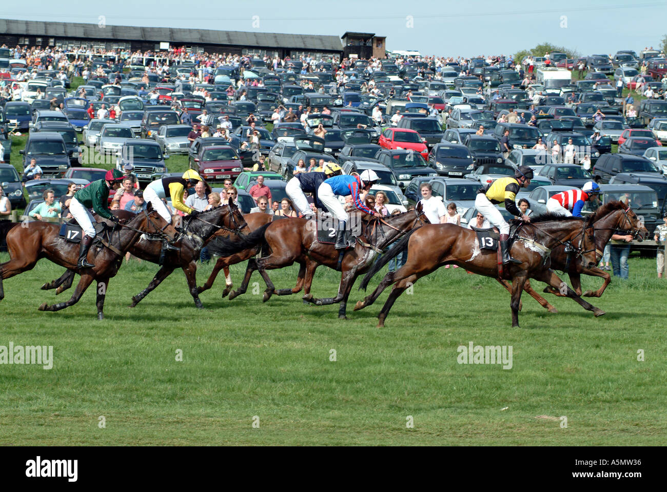 Horse races crowds hi-res stock photography and images - Alamy