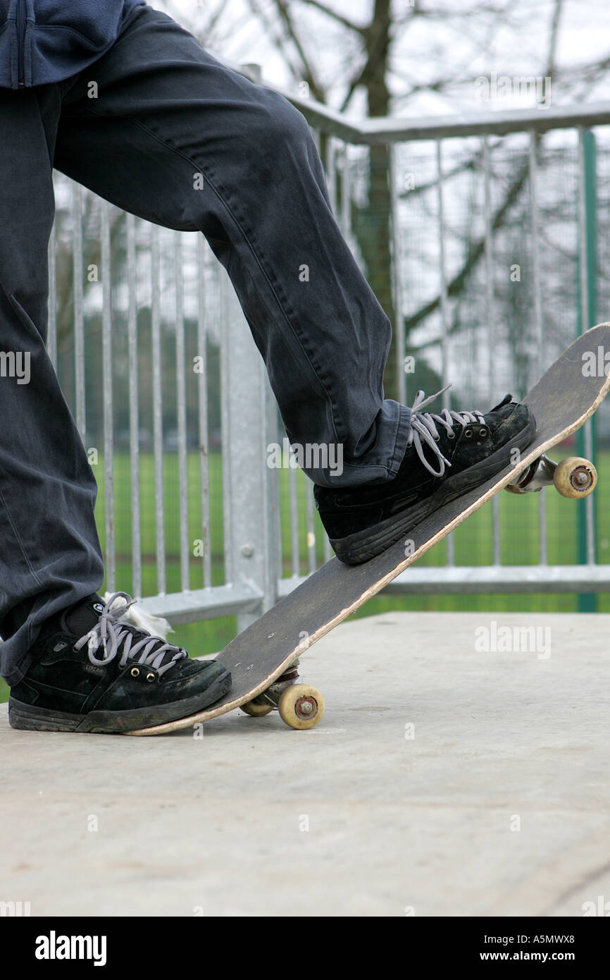 MALE SKATEBOARDERS LEGS BALANCING ON SKATEBOARD Stock Photo - Alamy