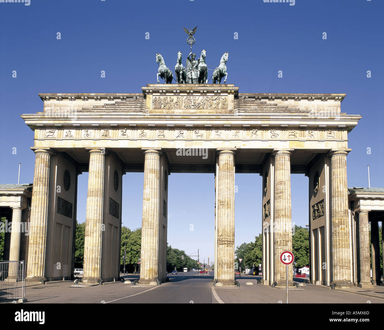 The brandenburg gate berlin hi-res stock photography and images - Alamy