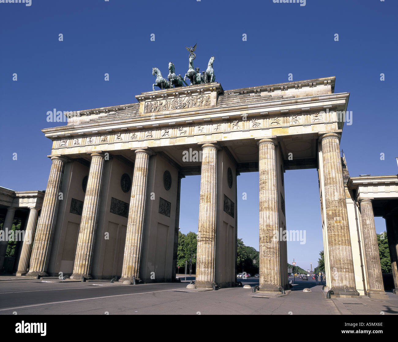 Berlin gate hi-res stock photography and images - Alamy