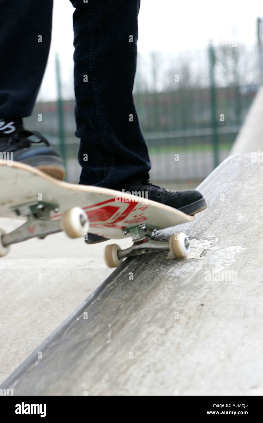 CLOSE UP OF SKATEBOARDERS FEET ON A RAMP PERFORMING Stock Photo - Alamy