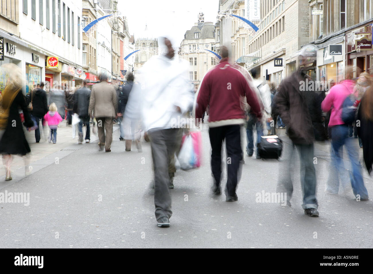 CROWD OF PEOPLE MOVING THROUGH A HIGH STREET Stock Photo - Alamy