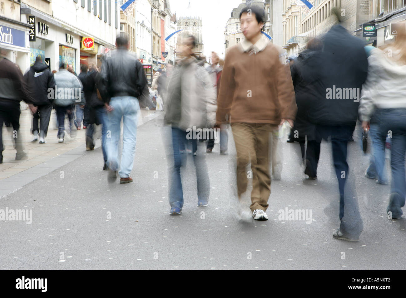 CROWD OF PEOPLE MOVING THROUGH A HIGH STREET Stock Photo - Alamy