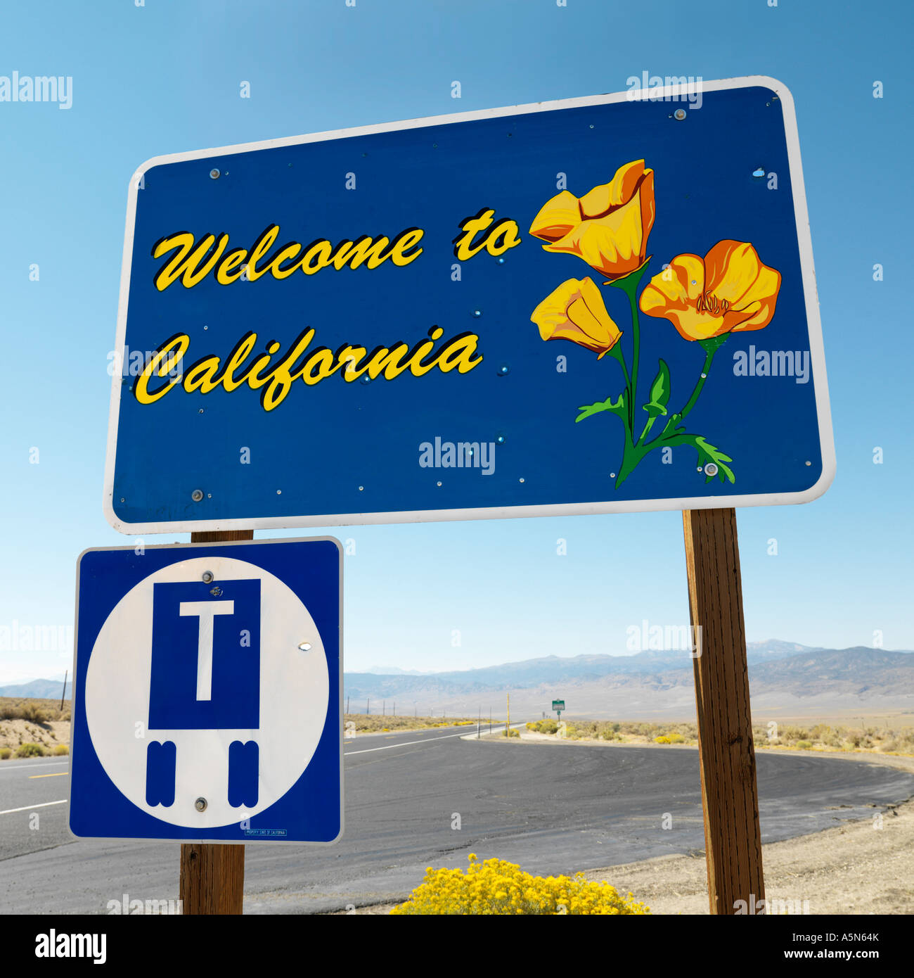 Welcome to California sign with strip of highway and clear blue sky in ...