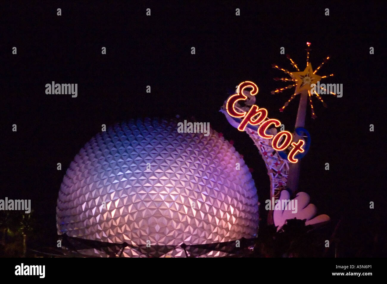 Spaceship earth hand mickey mouse hi-res stock photography and images ...