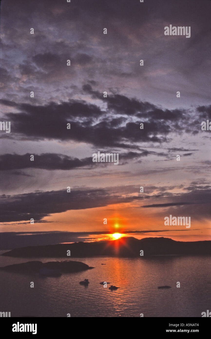 Arctic midnight sun 24 hours light hi-res stock photography and images ...