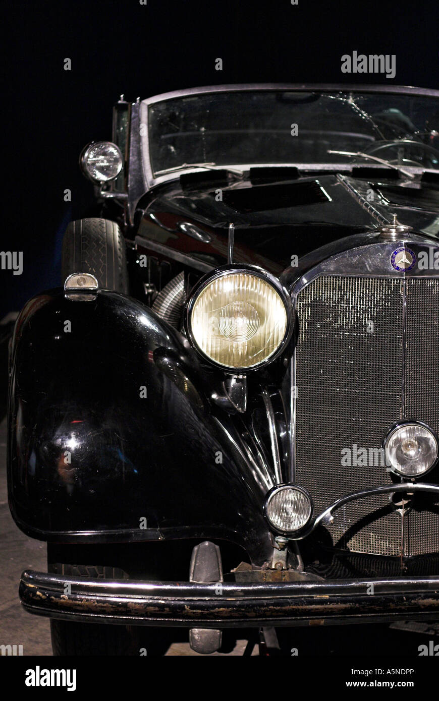 Ww2 museum black hood lights hi-res stock photography and images - Alamy