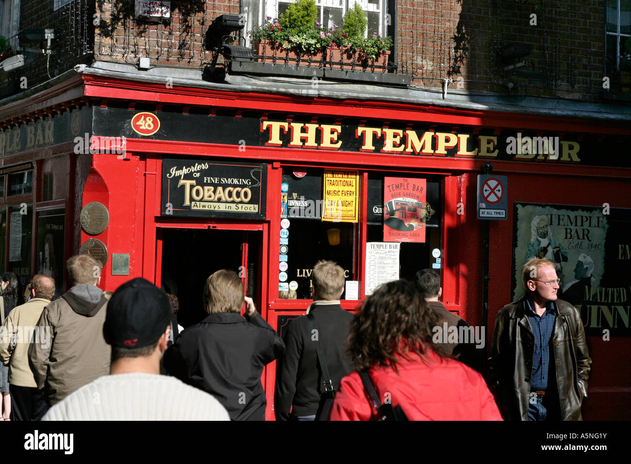 Temple Bar Crowd Stock Photo - Alamy