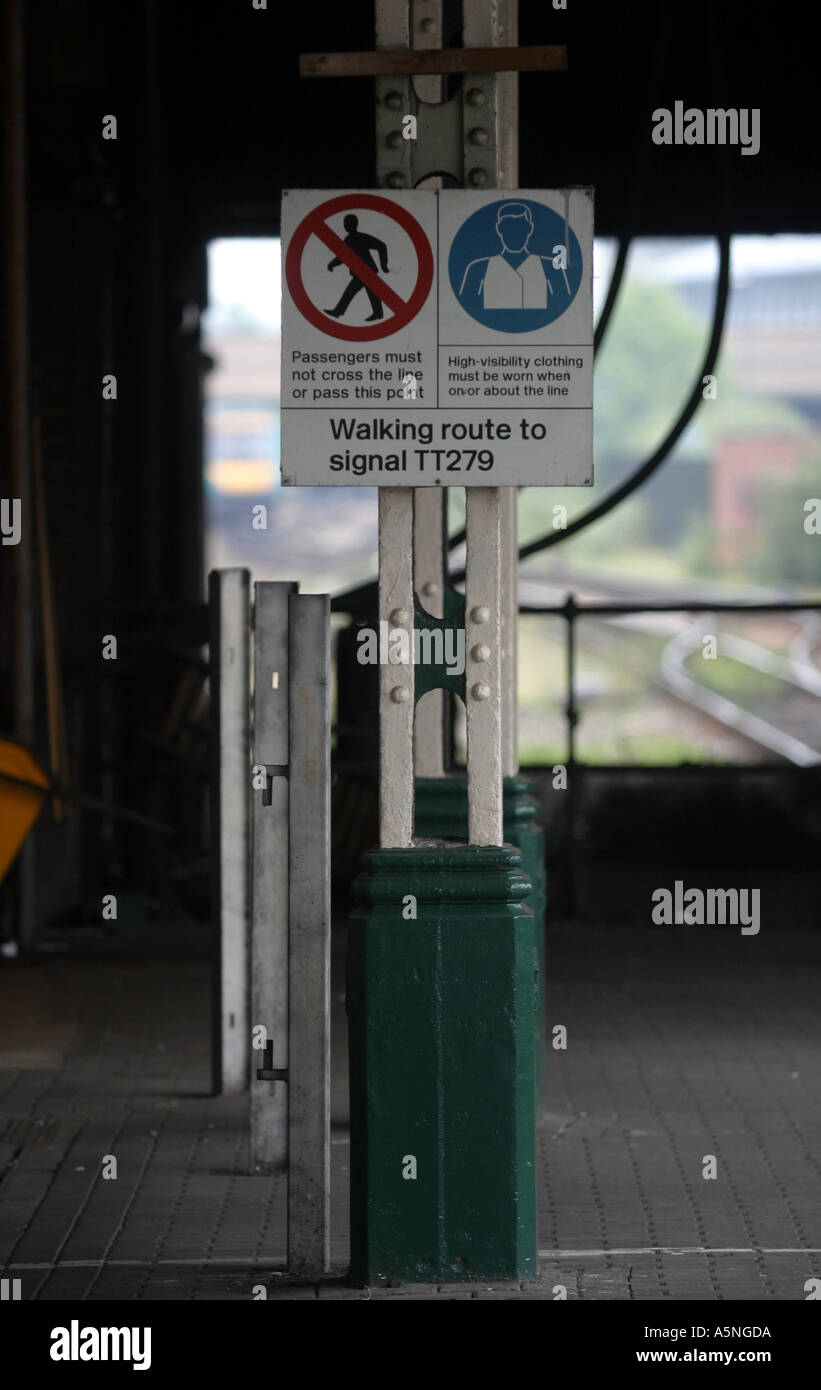 Nottingham Station Platform signs at Nottingham Station Stock Photo - Alamy