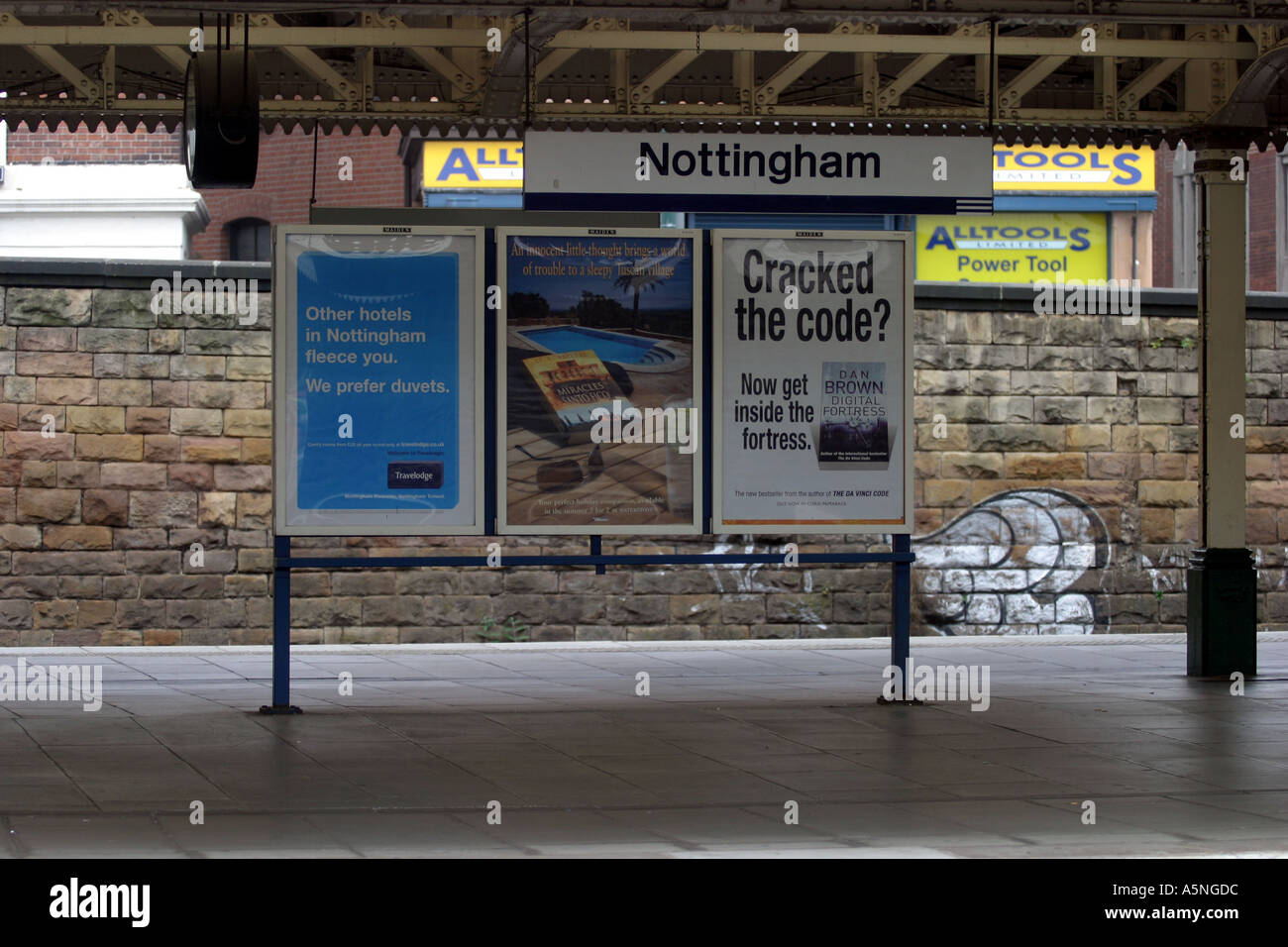 Nottingham Station Platform signs at Nottingham Station Stock Photo - Alamy