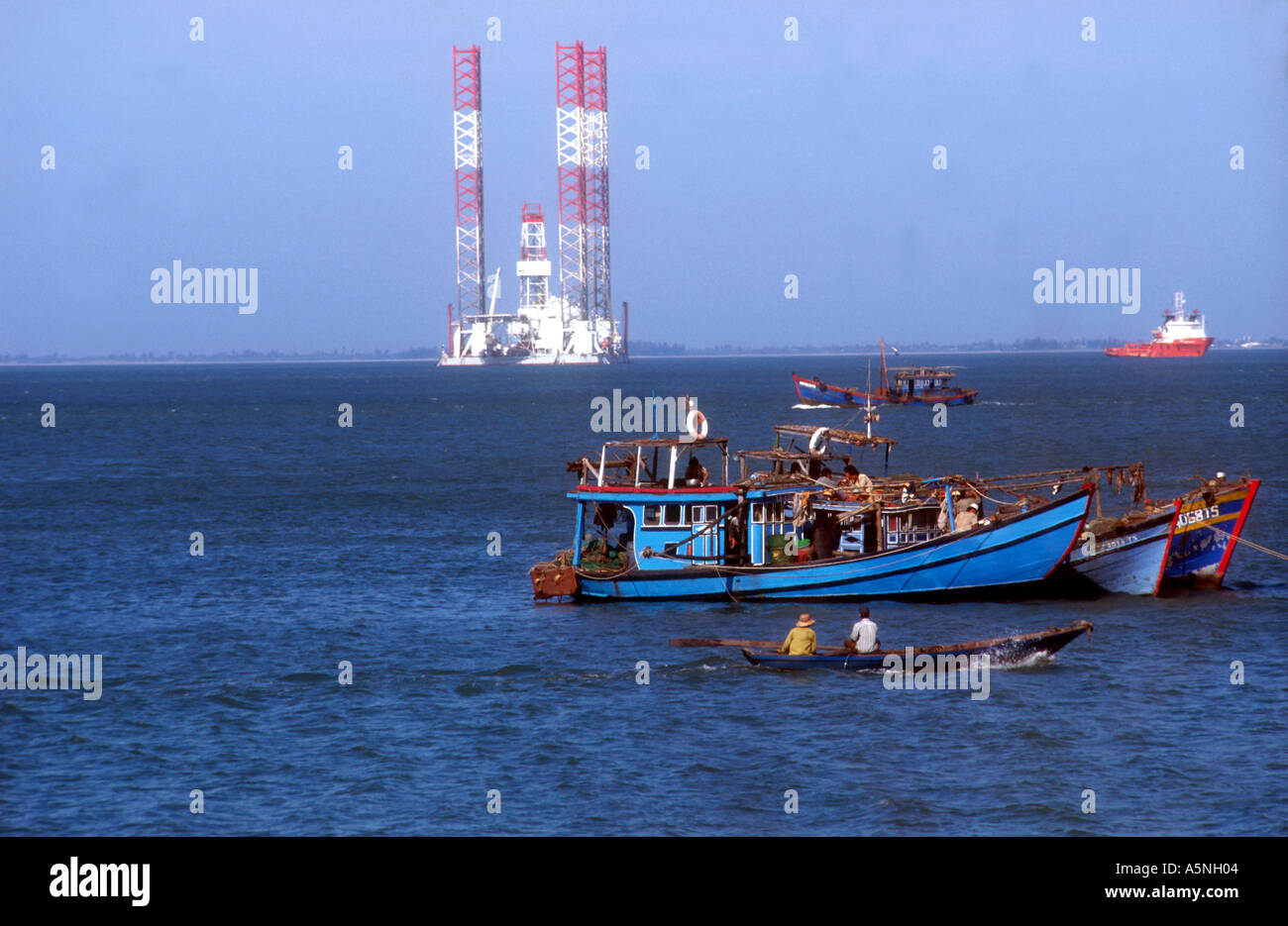 OIL RIG VUNG TAU VIETNAM Stock Photo - Alamy