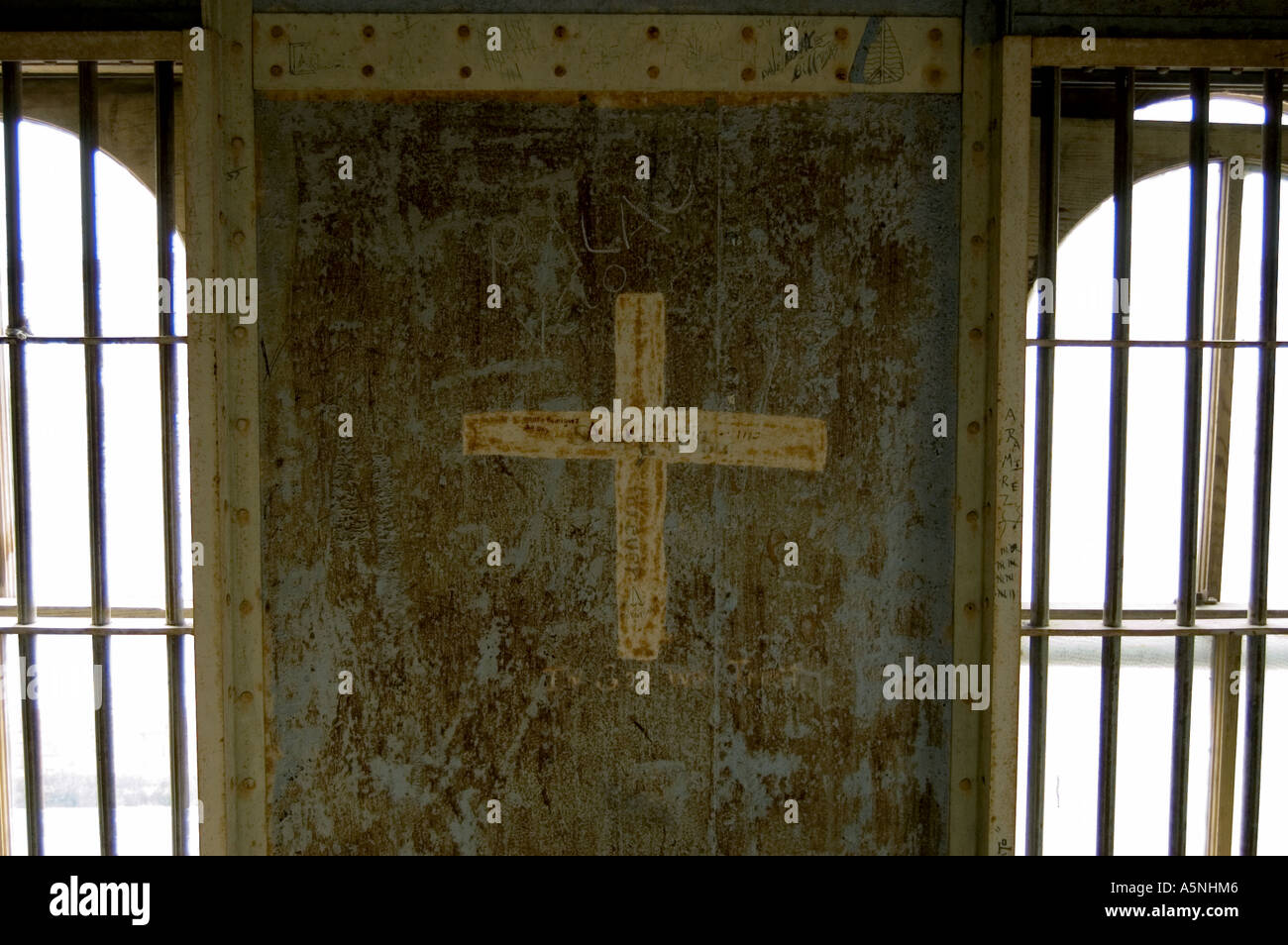 Religious graffiti in old prison: cross Stock Photo - Alamy