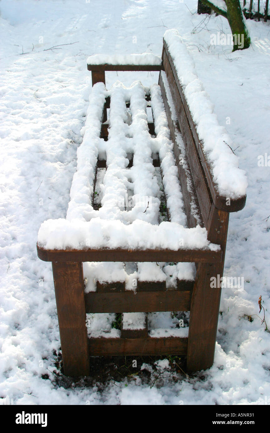 Empty wooden park bench covered in deep snow Stock Photo - Alamy