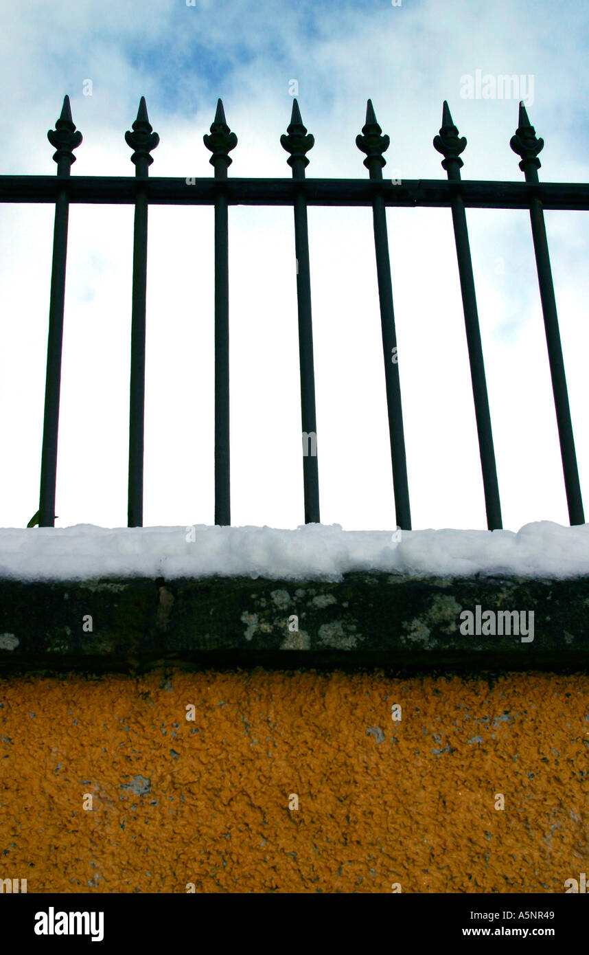 Cast iron railing hi-res stock photography and images - Alamy