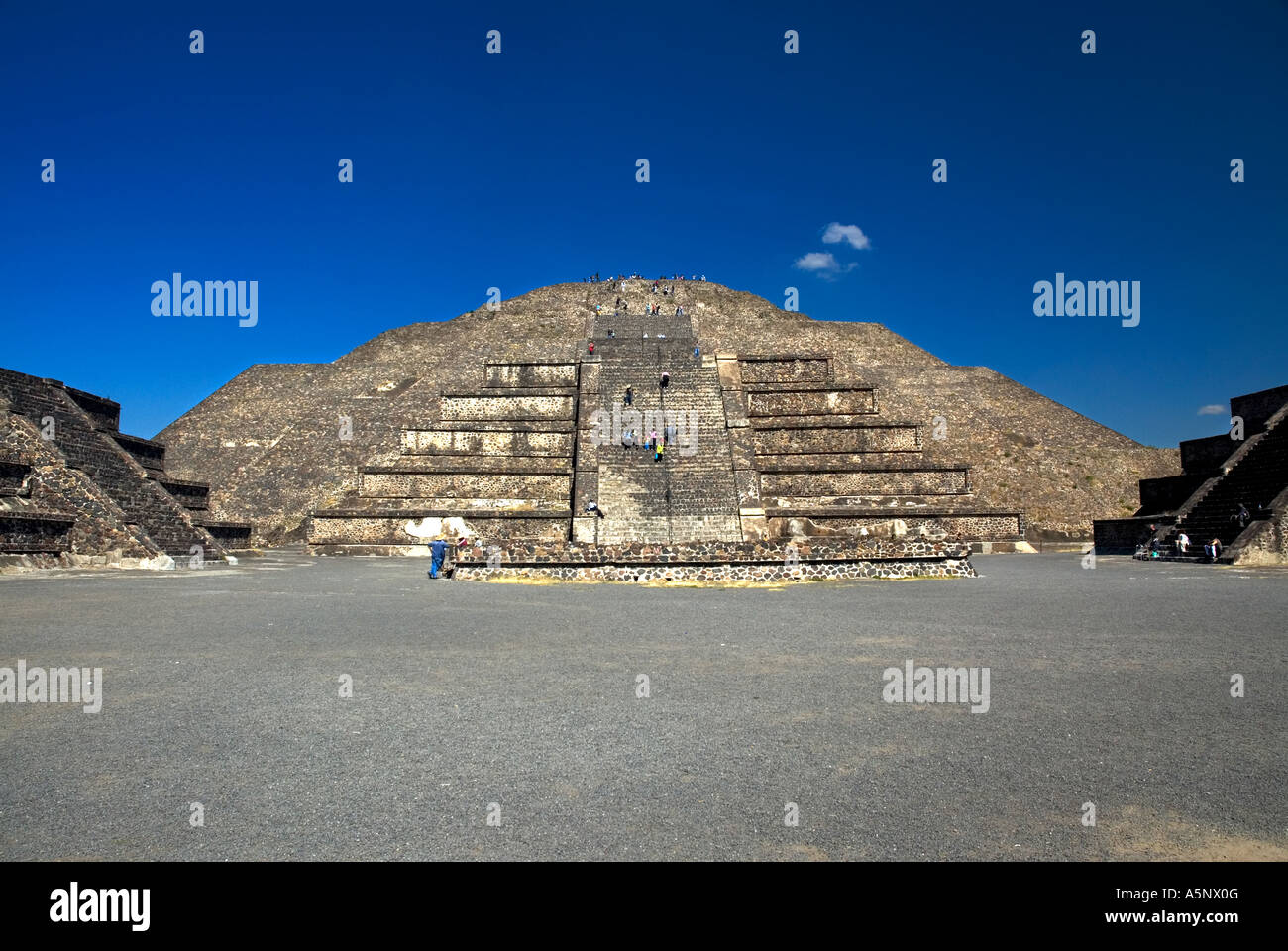Teotihuacan ruins pyramid moon piramide hi-res stock photography and ...
