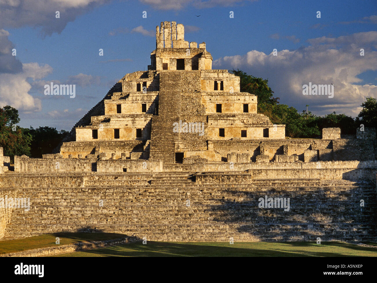 Edificio de los Cinco Pisos Gran Acropolis Mayan ruins in Edzna ...