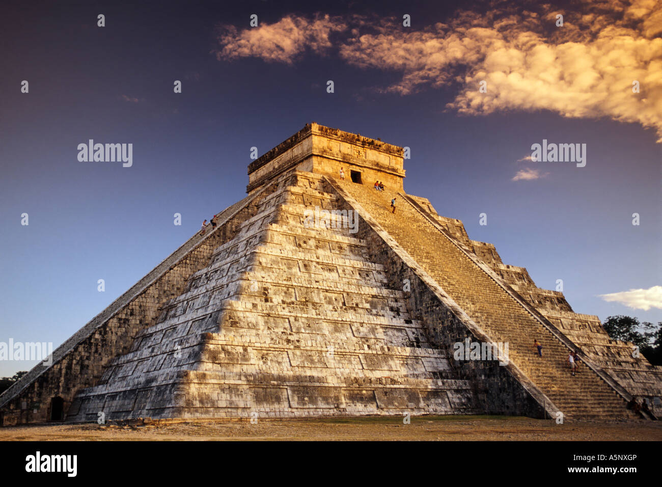 El Castillo (Piramide de Kukulcan), Mayan ruins, sunset, Chichen Itza ...