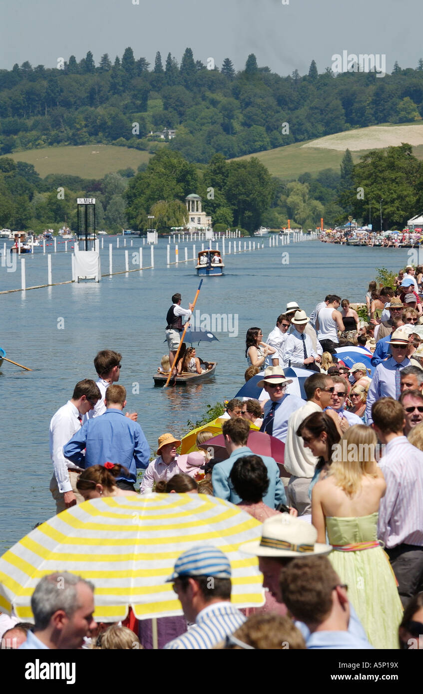 The River banks overflow with people enjoying the ambience of Henley ...