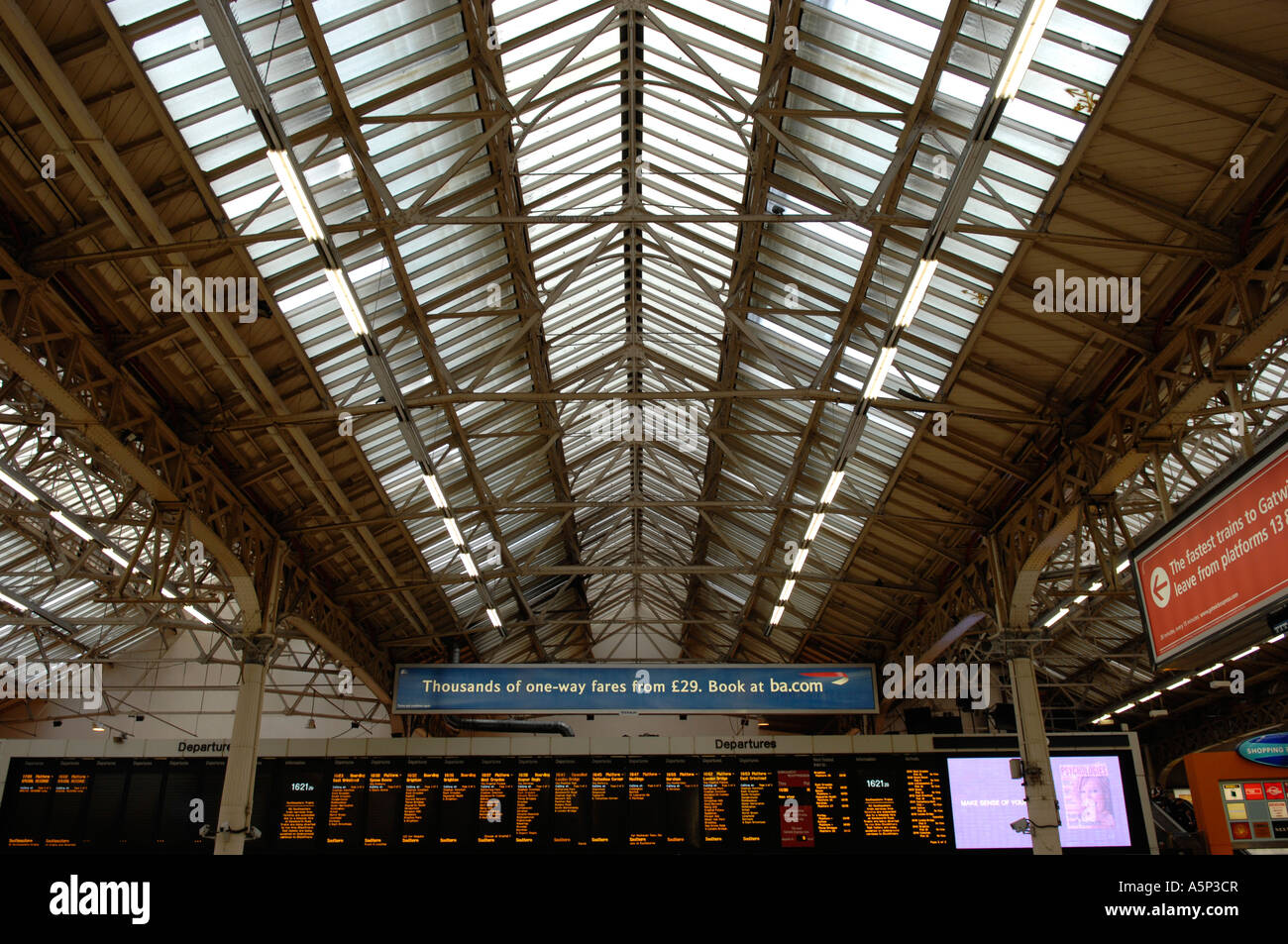 Victoria Train Station Stock Photo - Alamy