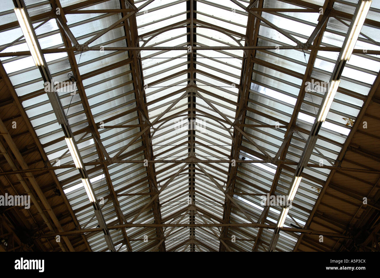 Victoria Train Station Roof Stock Photo - Alamy