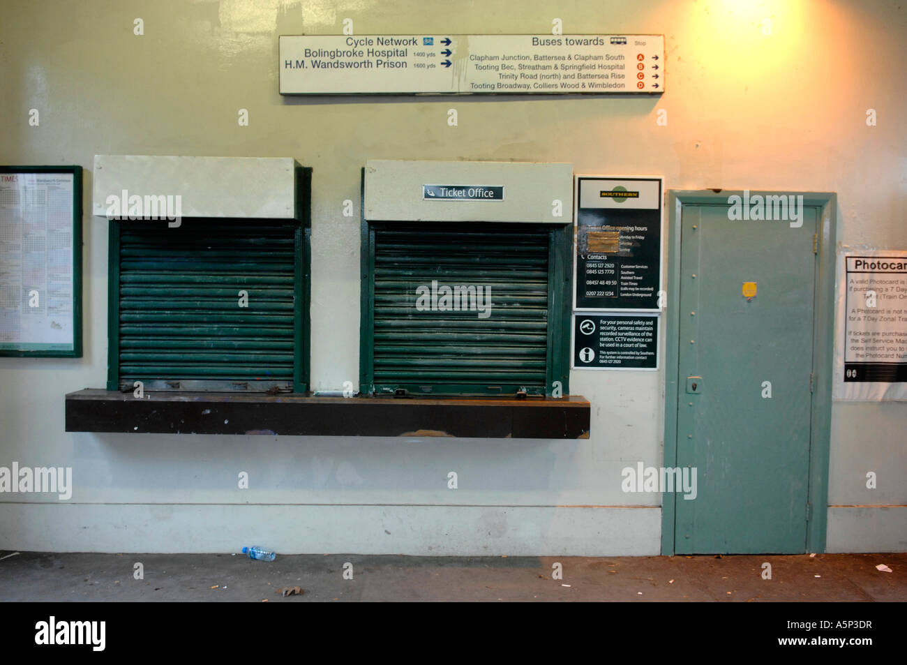 London underground ticket counter hi-res stock photography and images ...