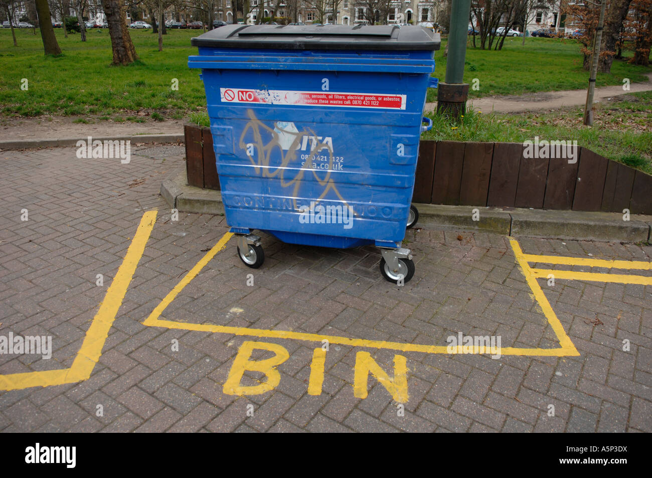 Bin font hi-res stock photography and images - Alamy