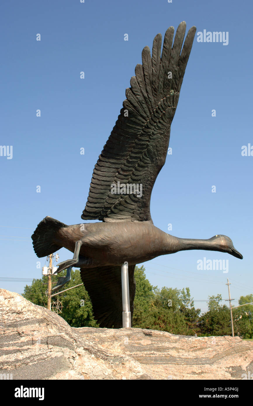 Statue in bronze of a Canadian Goose Stock Photo - Alamy