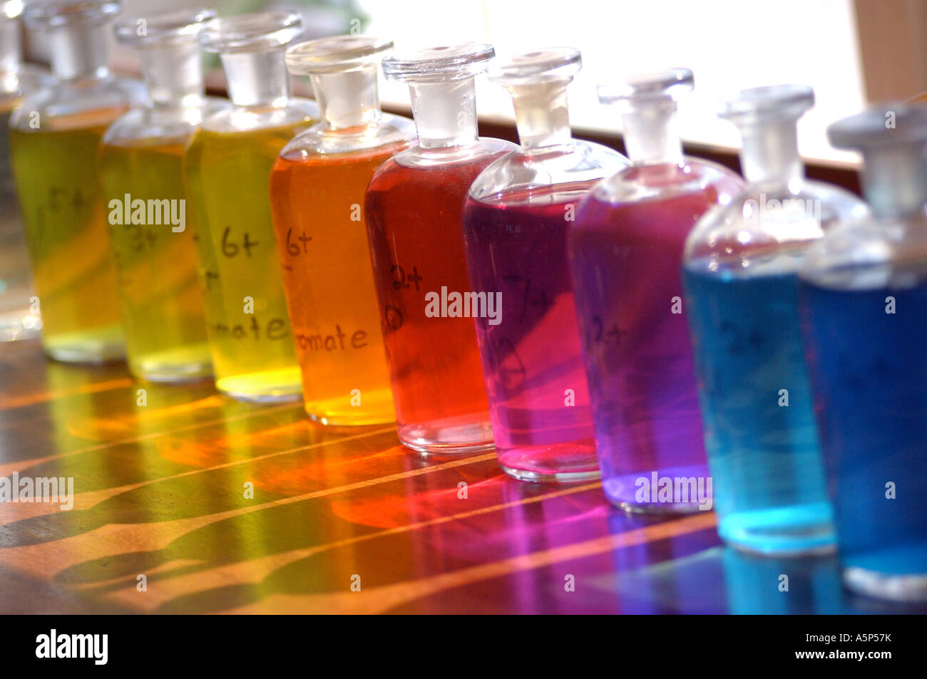 Pupils college student chemistry hi-res stock photography and images ...
