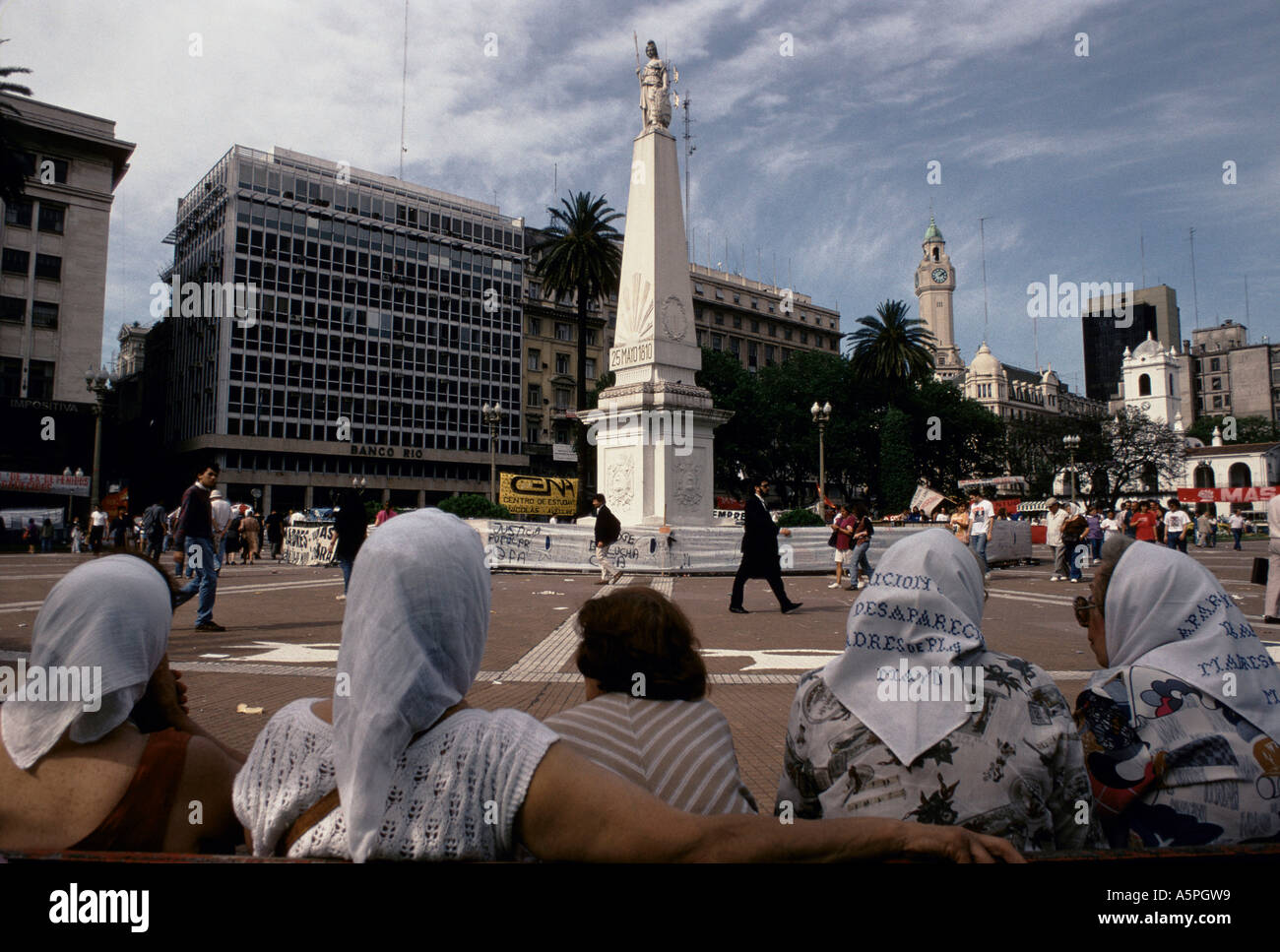 THE MOTHERS OF THE PLAZA DE MAYO COMMEMORATE THEIR ATTEMPT TO DISCOVER ...