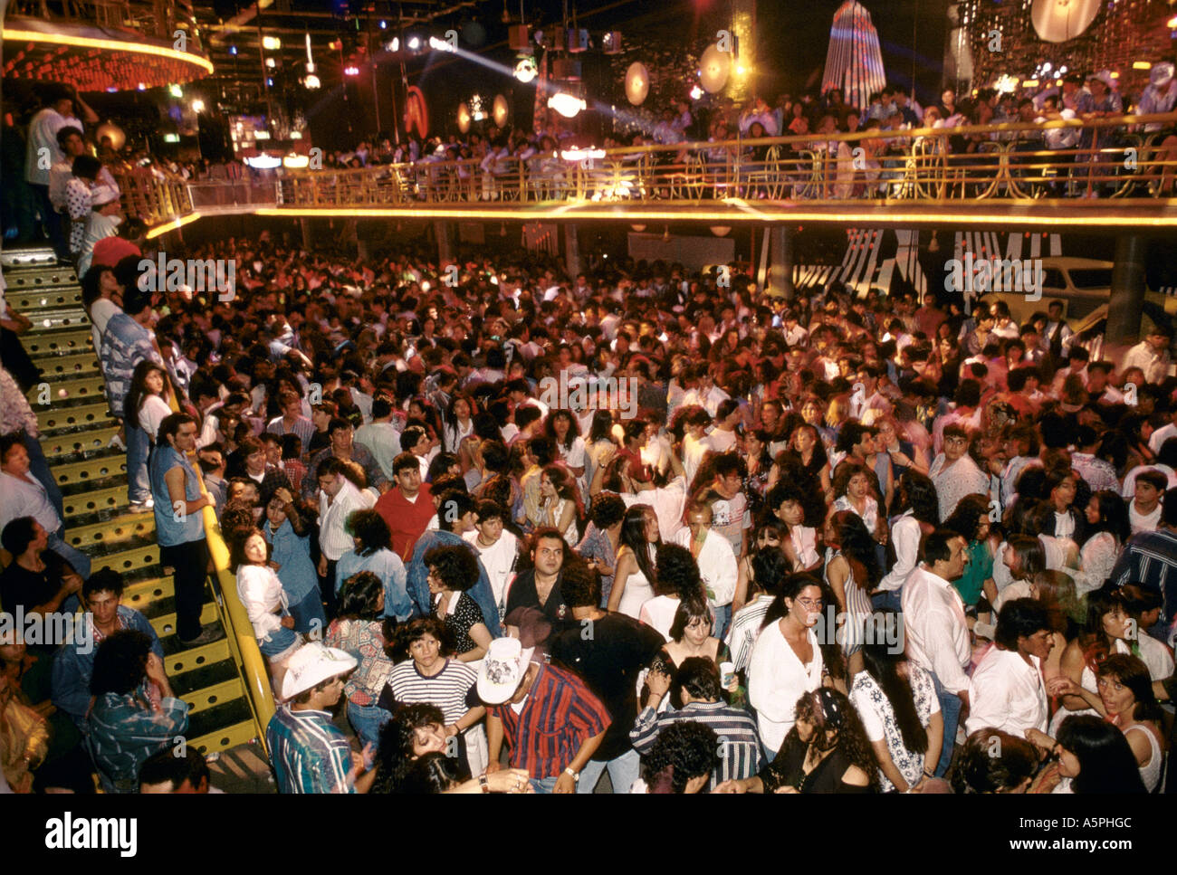"METROPOLIS BAILANTA" DANCE CLUB IN PALERMO. LARGE CROWD DANCING TO THE ...