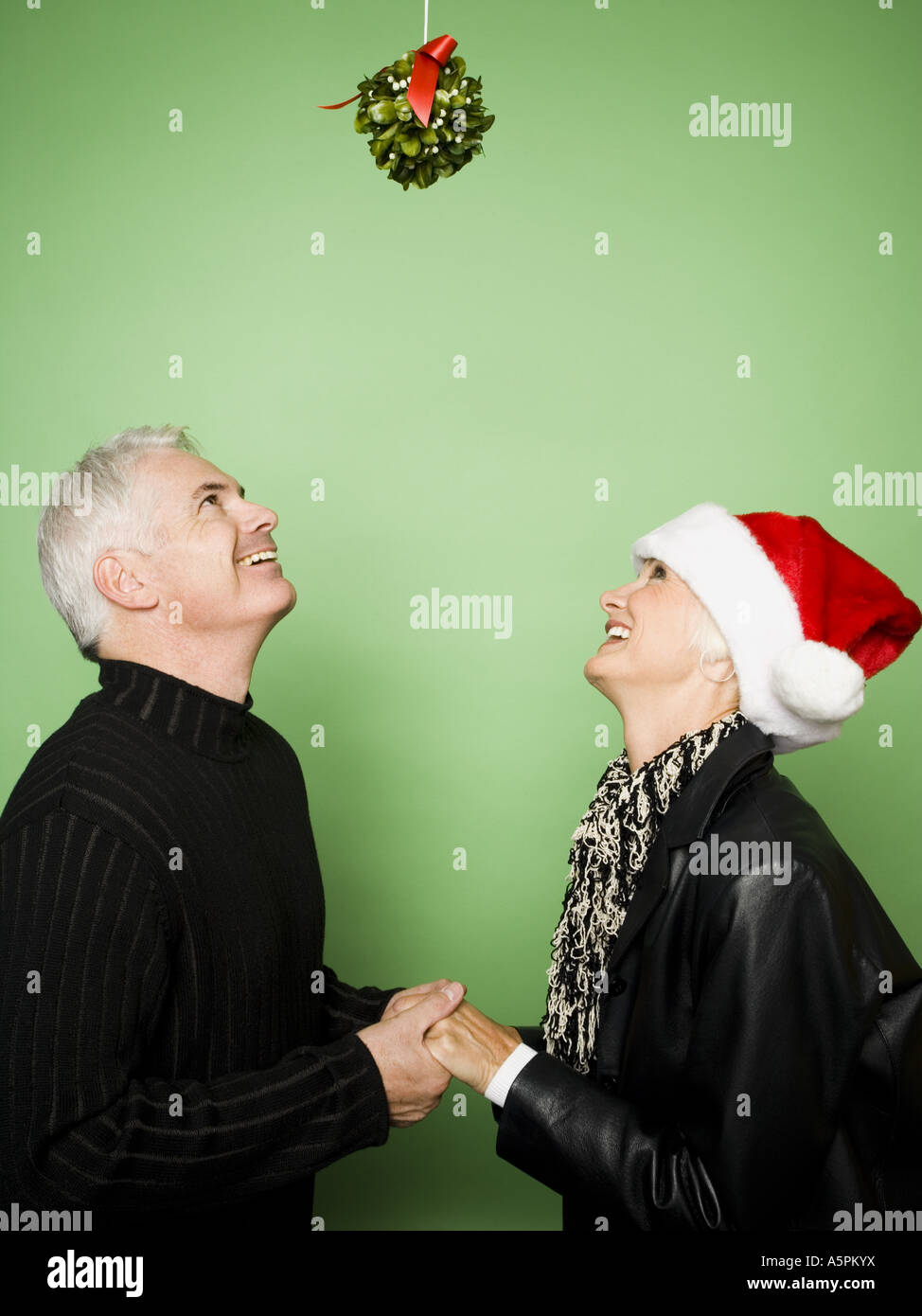 Couple celebrating Christmas with mistletoe Stock Photo - Alamy
