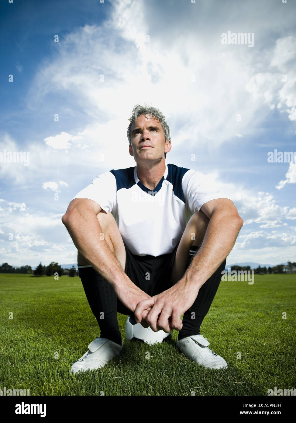 The player soccer is resting outside the field hi-res stock photography ...