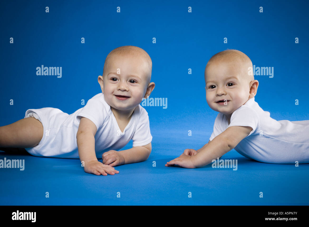 Identical twin babies crawling Stock Photo - Alamy