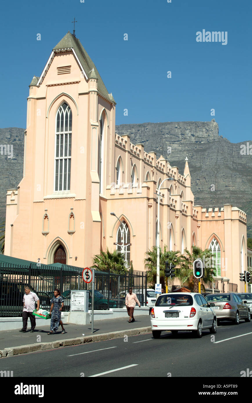 Church in Cape Town city centre and Table Mountain Stock Photo - Alamy