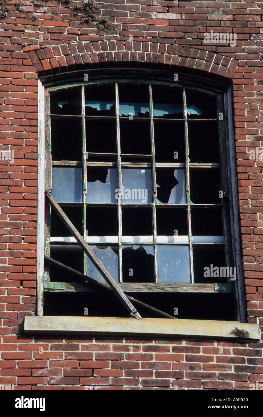 Run down factory usa hi-res stock photography and images - Alamy