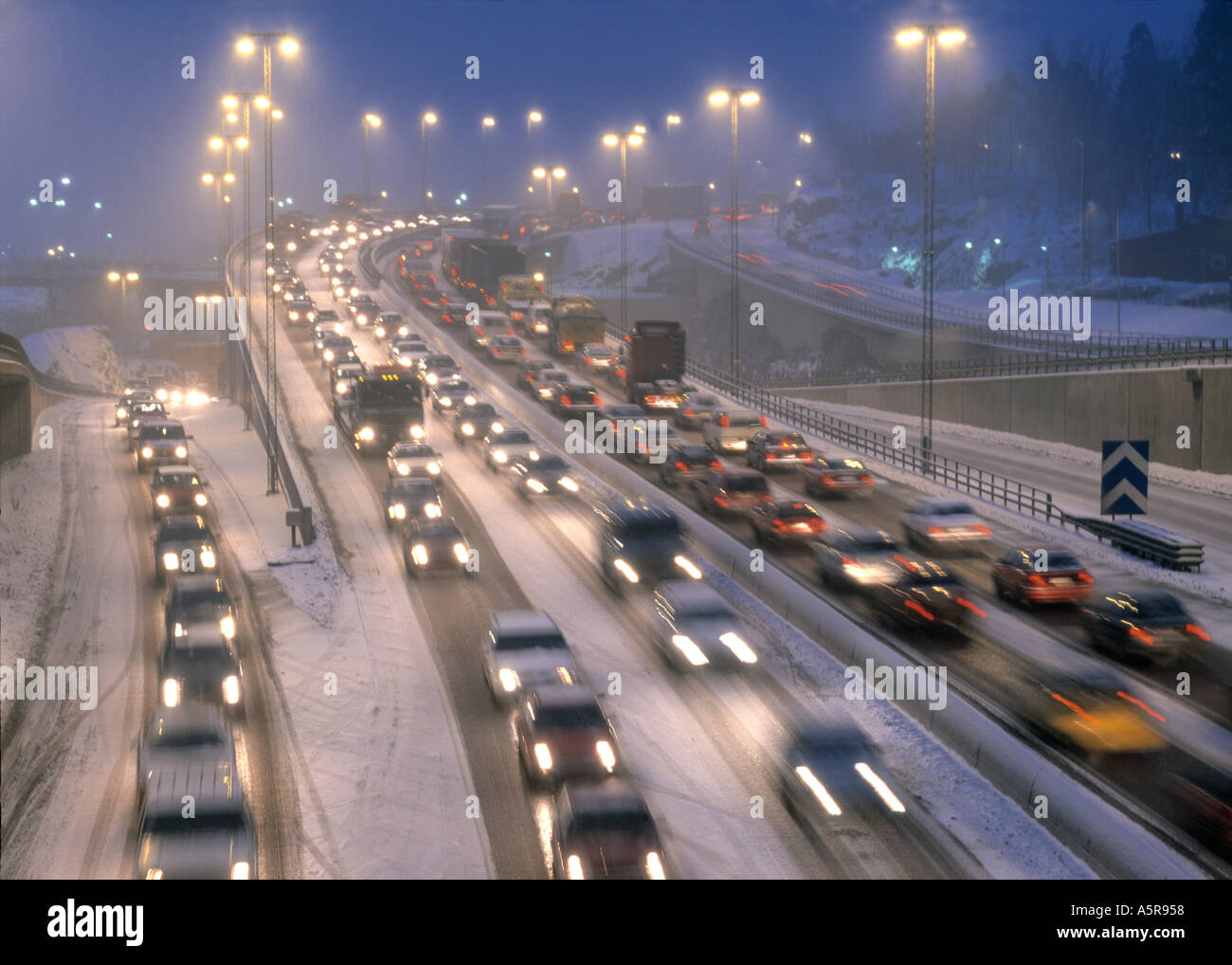 TRAFFIC IN SNOW ON A HIGHWAY Stock Photo - Alamy