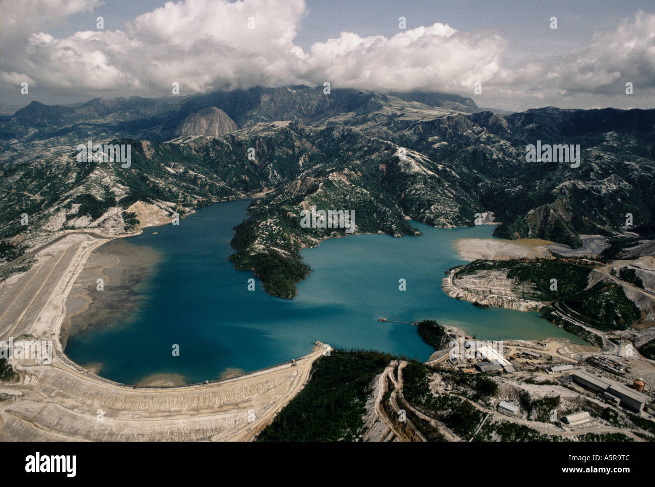 PHILIPPINES MOUNT PINATUBO AREA THE VOLCANO ERUPTED IN JUNE 1991 MAN ...