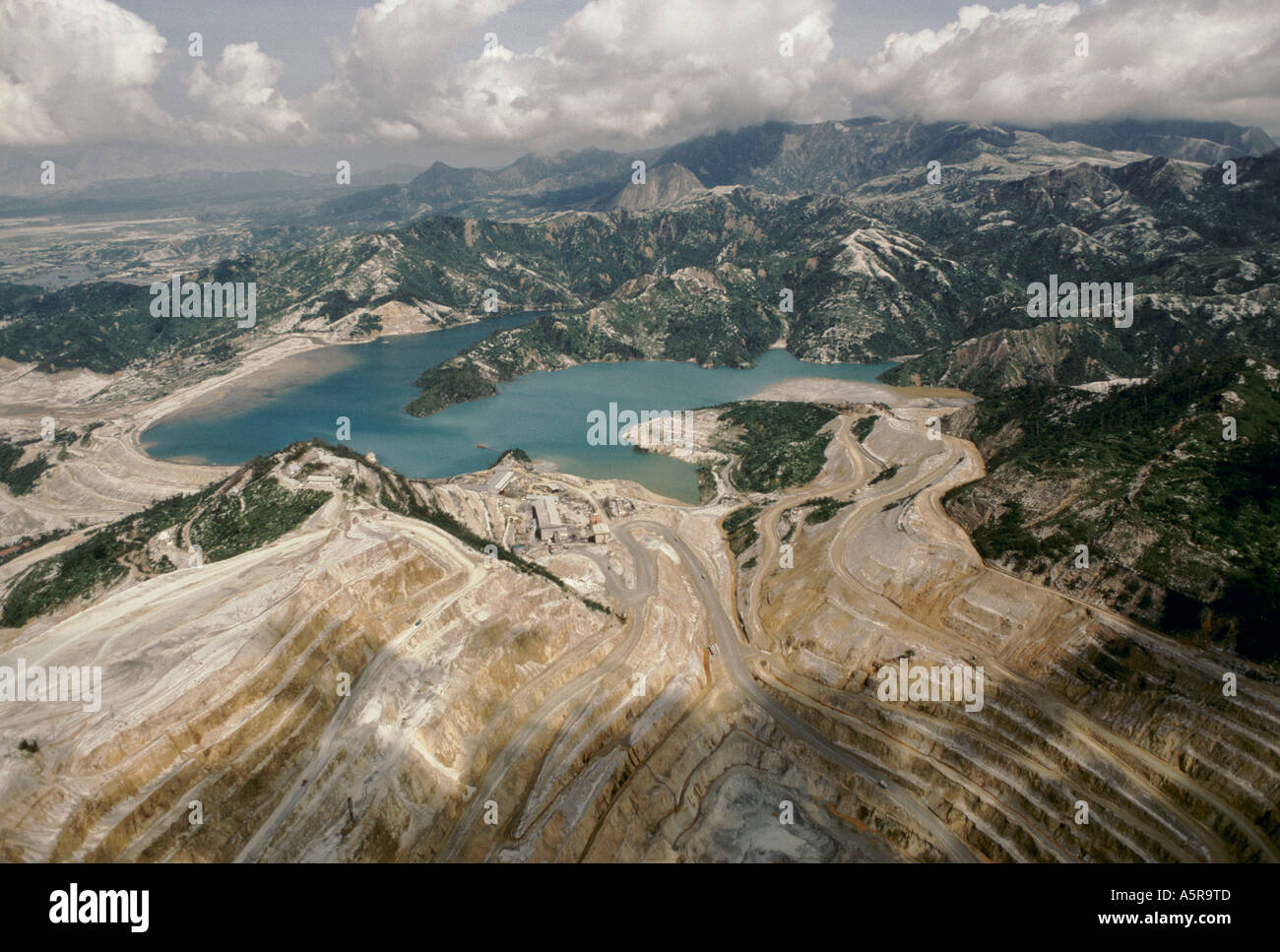 PILLIPPINES MOUNT PINATUBO AREA THE VOLCANO ERUPTED IN JUNE 1991 MAN ...