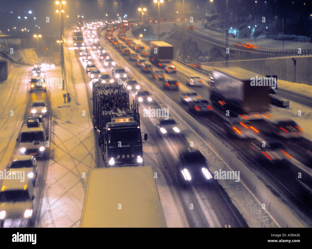 TRAFFIC IN SNOW ON A HIGHWAY Stock Photo - Alamy