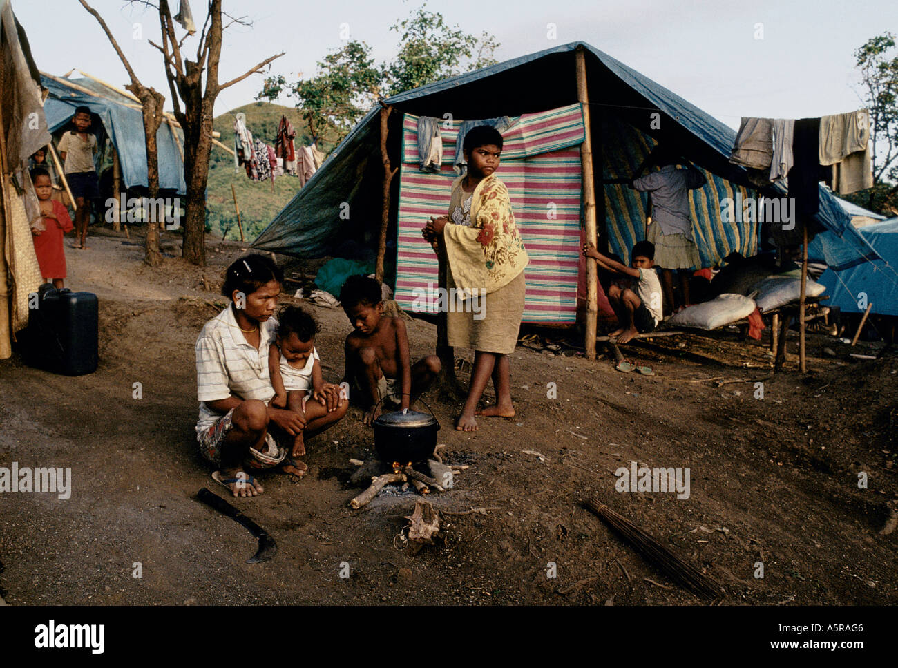 MOUNT PINATUBO DISASTER FEBRUARY 1991 AETAS CHILDREN WITH MOTHER ...