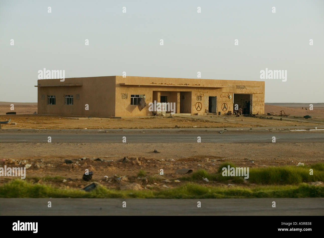 Service station in the middle of the desert in West Iraq 28 02 04 Stock ...