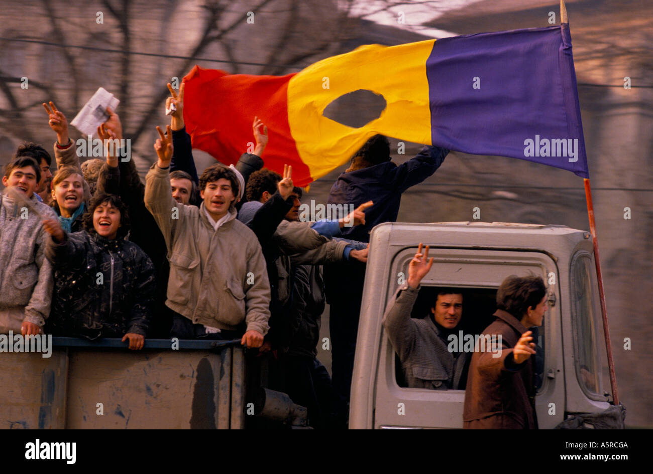 ROMANIA REVOLUTION 1989 ROMANIAN PEOPLE CHEERING CELEBRATING AFTER ...