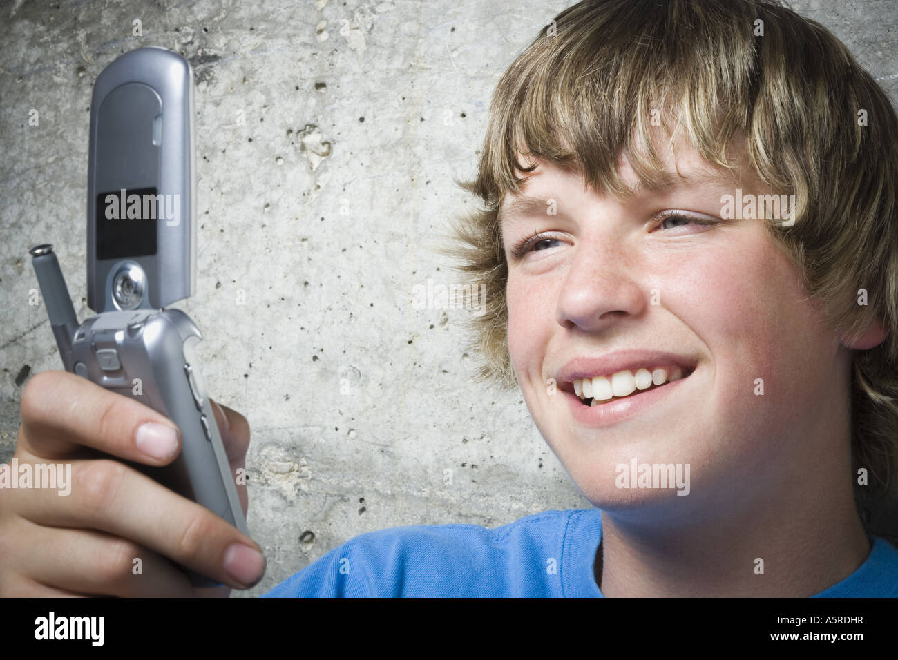 Close up of a teenage boy using a mobile phone Stock Photo - Alamy