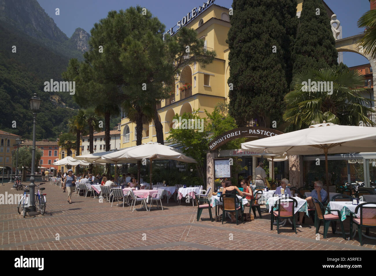 Lake garda cafe hi-res stock photography and images - Alamy
