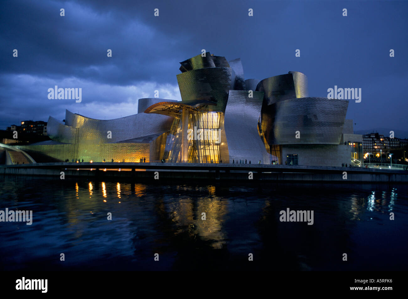 GUGGENHEIM MUSEUM BY NIGHT DESIGNED BY FRANK GEHRY, BILBAO, SPAIN Stock ...
