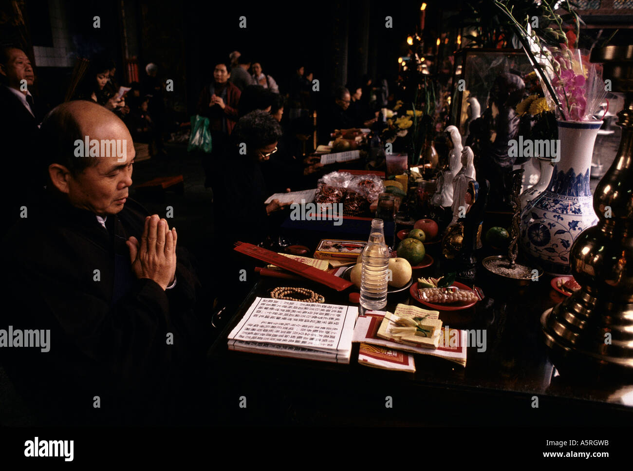 MONK PRAYING AT LUNG SHANG TEMPLE, TAIPEI TAIWAN Stock Photo - Alamy