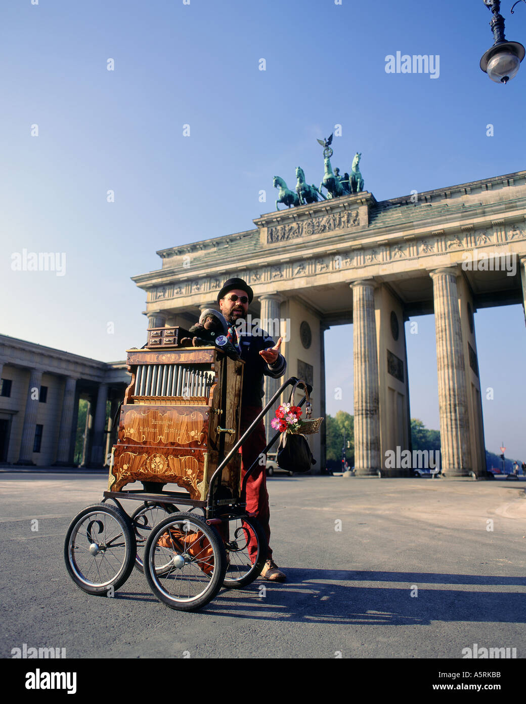 Barrel organ player hi-res stock photography and images - Alamy