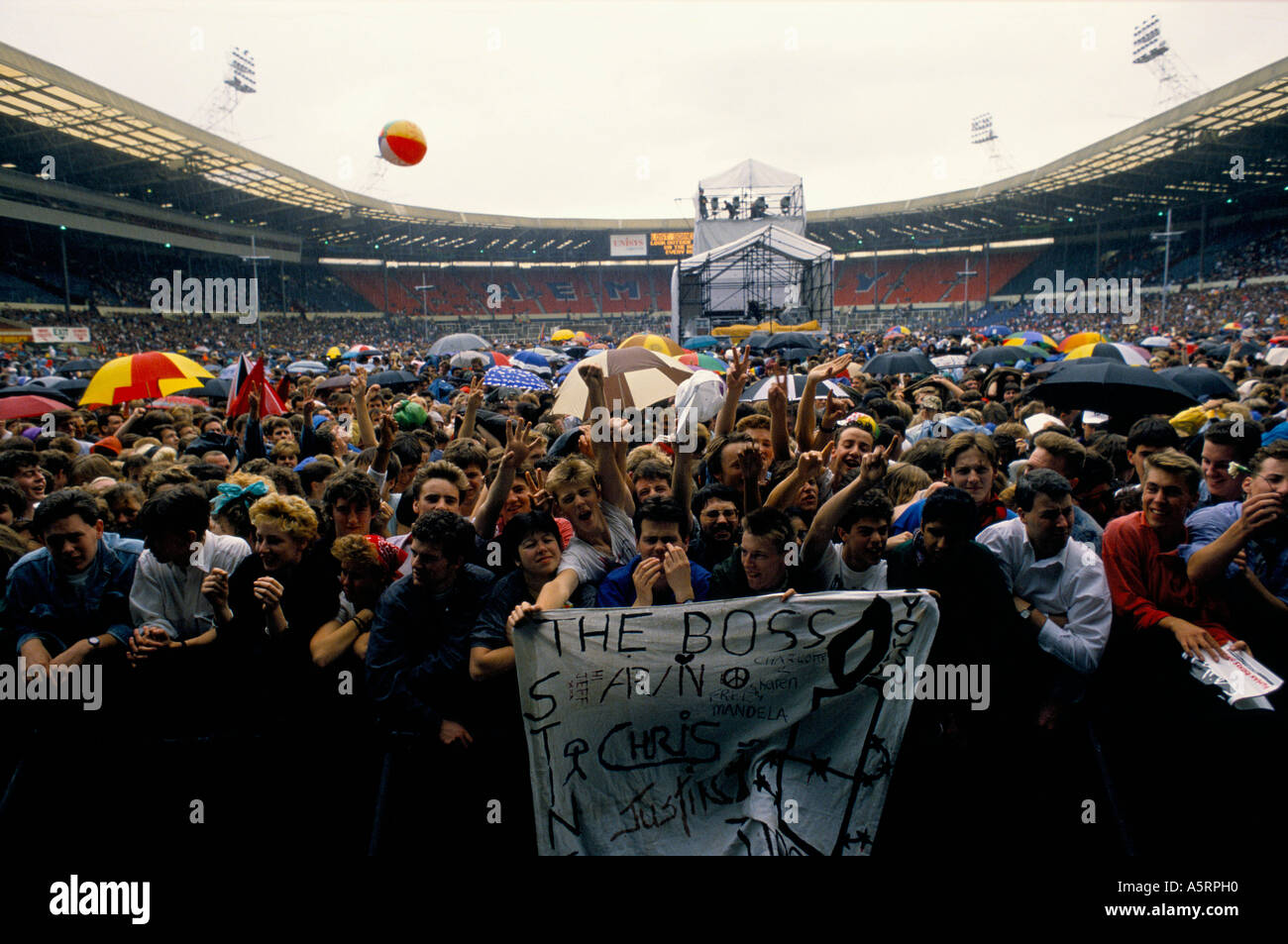 CROWD AT AMNESTY INTERNATIONAL CONCERT WEMBLEY STADIUM 1988 Stock Photo ...