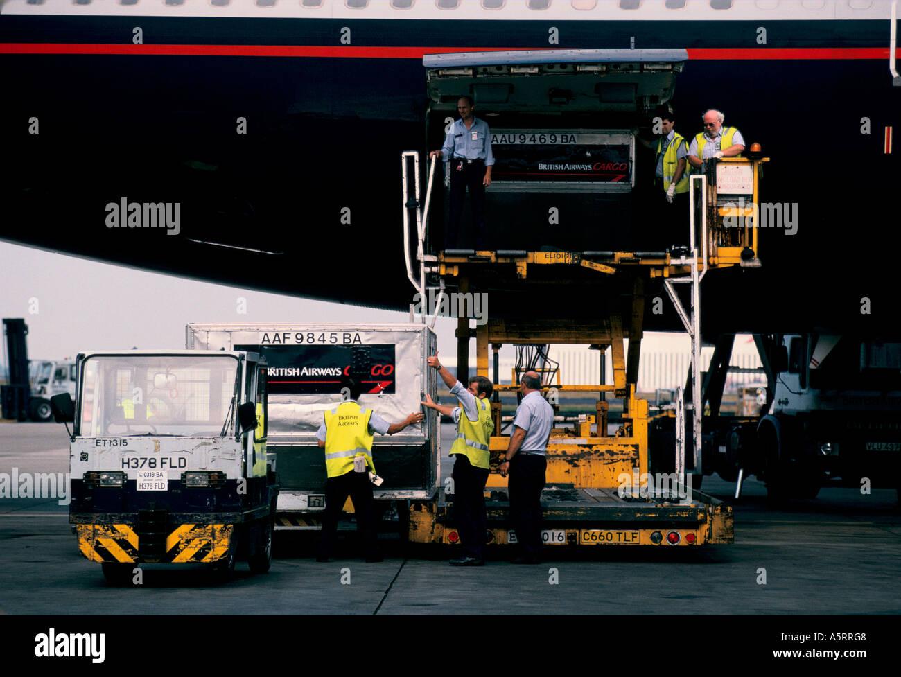 Loading aircraft heathrow hi-res stock photography and images - Alamy